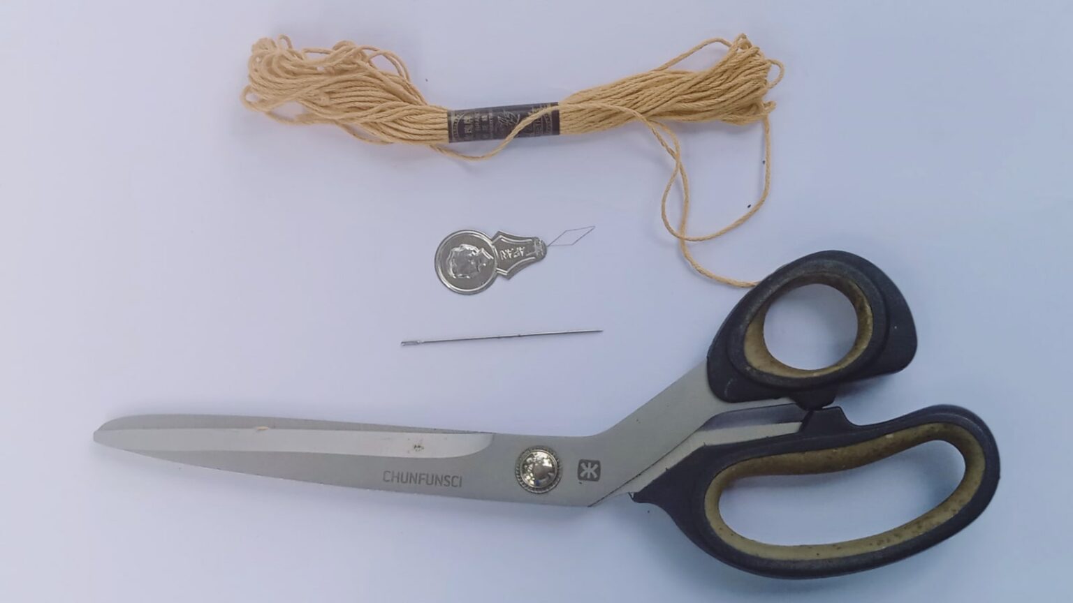 How to Thread an Embroidery Needle - Video & Photo Tutorial - Craftbuds